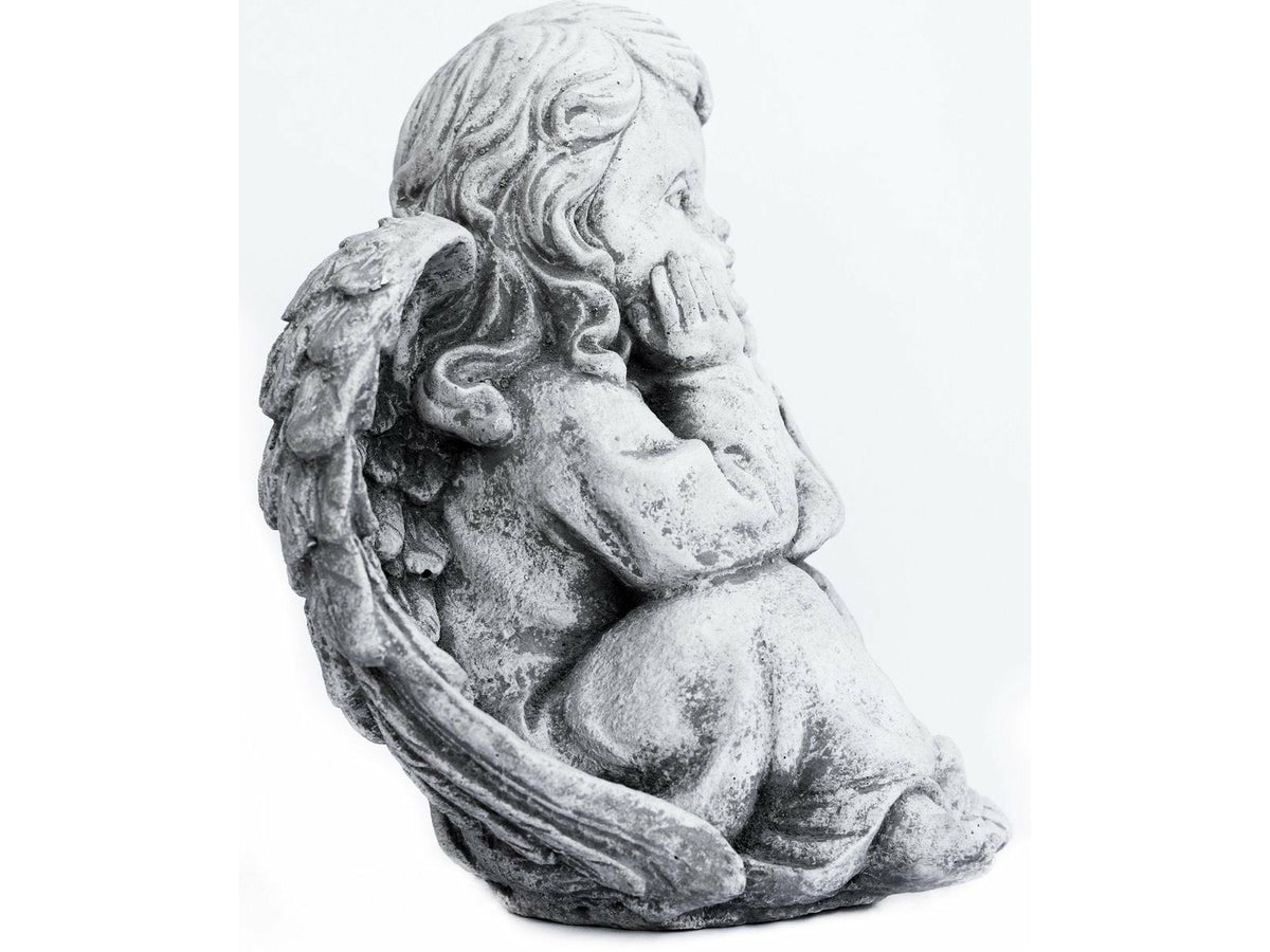 Tuinbeeld Engel zittend (Wit/gepattineerd) – beeldentuinshop